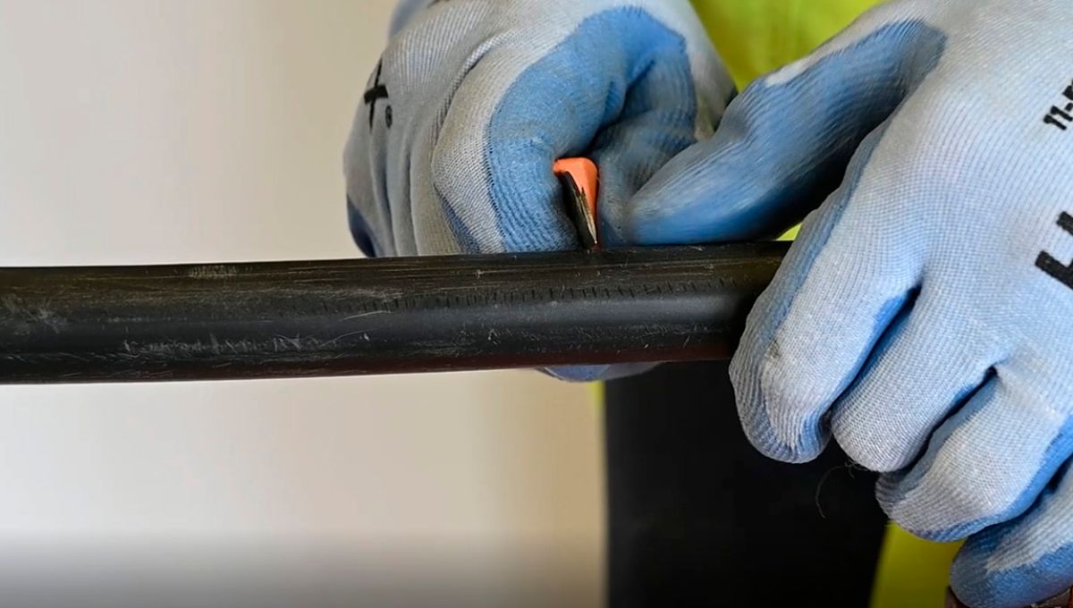 Nexans - See the movie on how to best remove the Sheath from AXQ